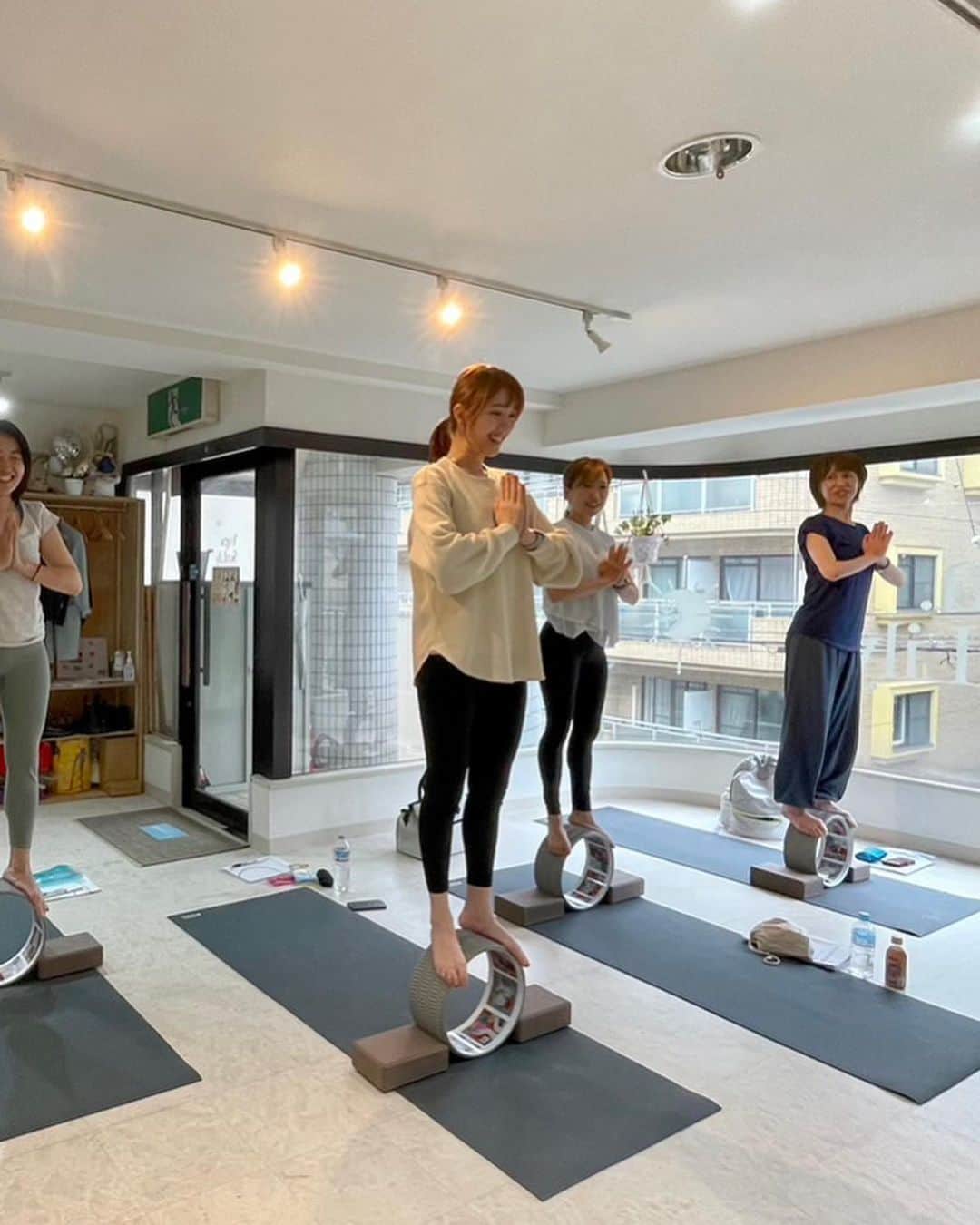 多岐川華子さんのインスタグラム写真 - (多岐川華子Instagram)「𝐑𝐎𝐋𝐋 𝐘𝐎𝐆𝐀®指導者養成講座修了 ⁡ NY発祥のヨガホイールを ...