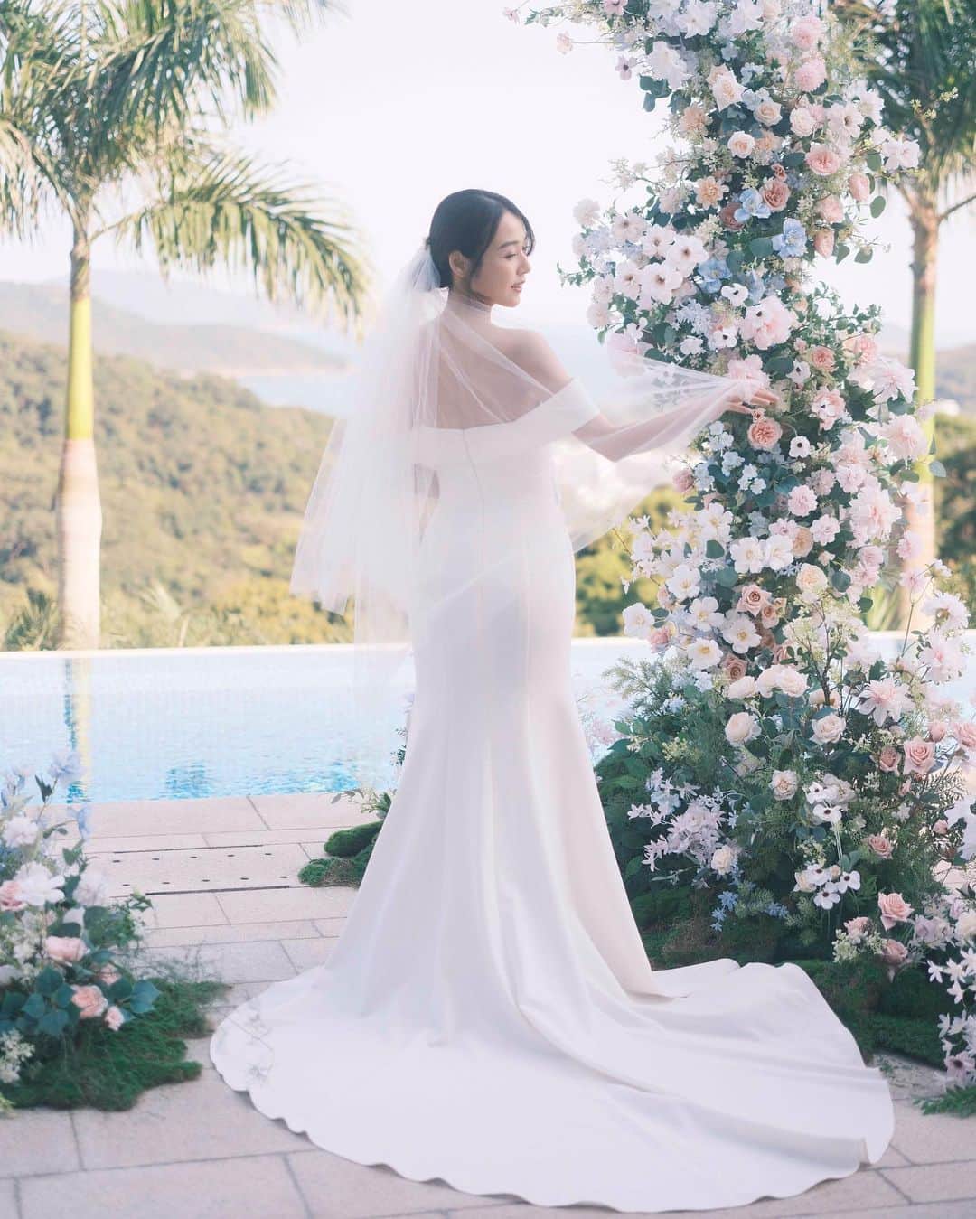 渡辺未優さんのインスタグラム写真 - (渡辺未優Instagram)「. @chicnostalgia シンプルだけど形がきれいで後ろの長さもすき。 まさかブーケや装花まで用意されているとは ...