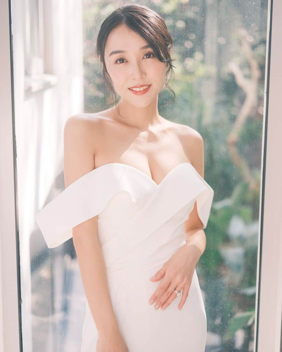 渡辺未優さんのインスタグラム写真 - (渡辺未優Instagram)「. @chicnostalgia シンプルだけど形がきれいで後ろの長さもすき。 まさかブーケや装花まで用意されているとは ...