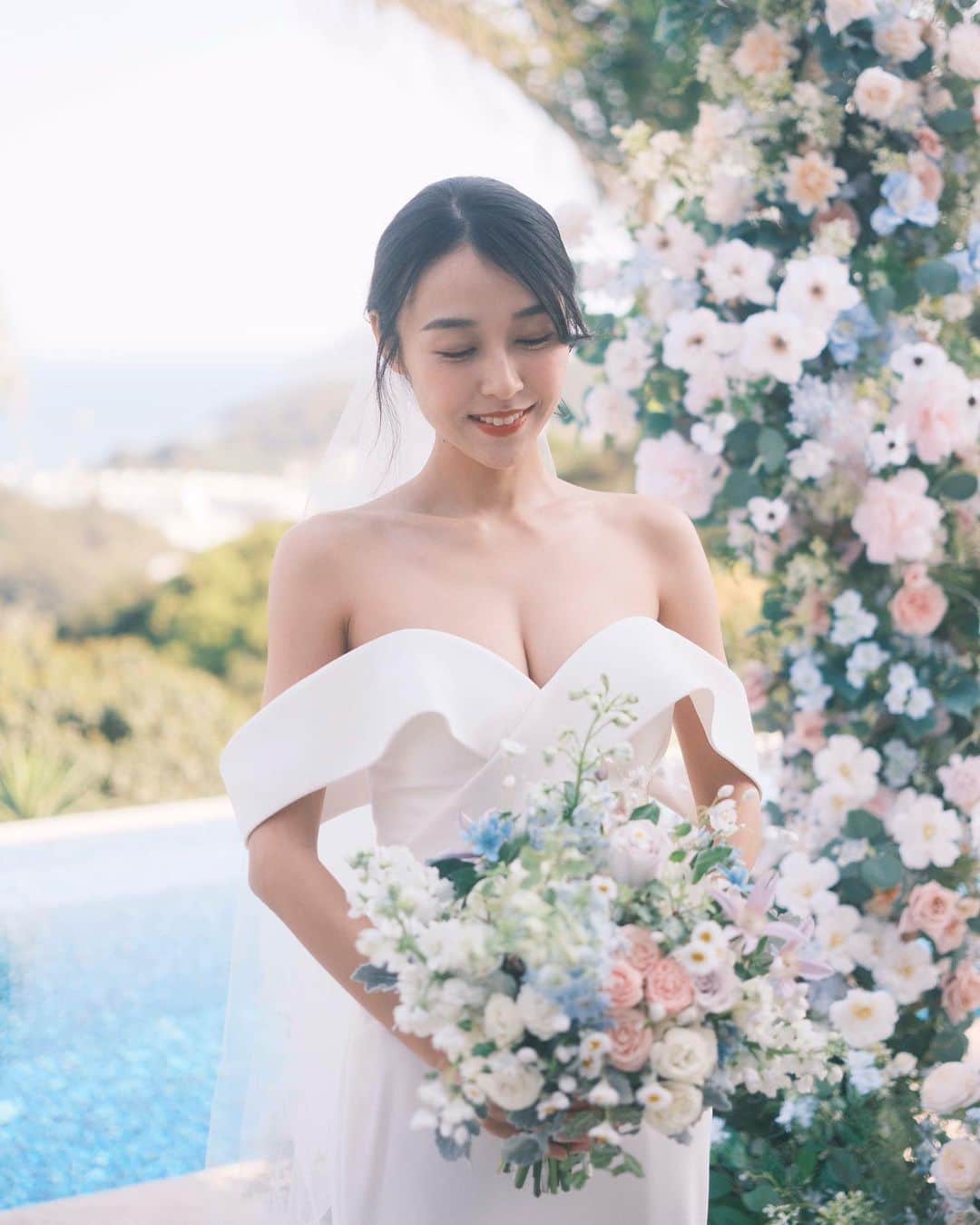 渡辺未優さんのインスタグラム写真 - (渡辺未優Instagram)「. @chicnostalgia シンプルだけど形がきれいで後ろの長さもすき。 まさかブーケや装花まで用意されているとは ...