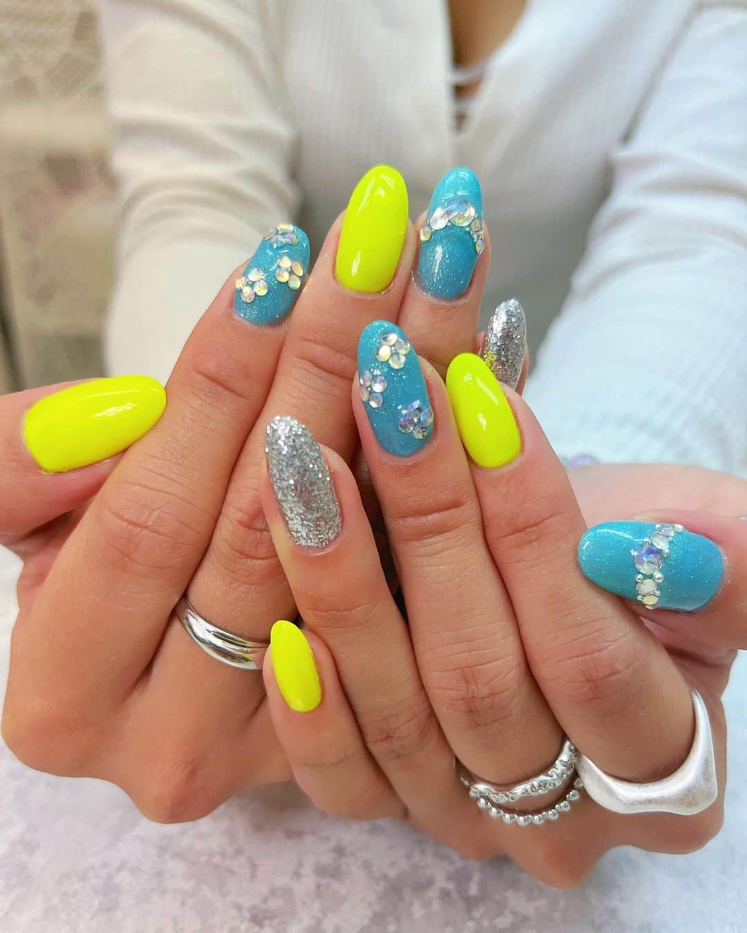 安藤京香さんのインスタグラム写真 - (安藤京香Instagram)「. 新しいネイル可愛すぎてむり🫣 ️‍🔥 ️‍🔥 2枚目の全体も見てー ...