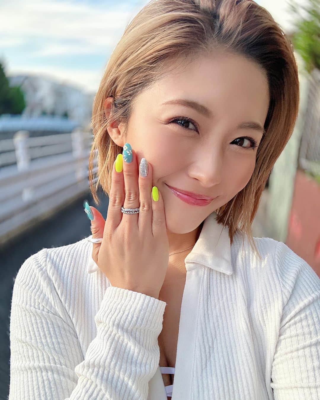 安藤京香さんのインスタグラム写真 - (安藤京香Instagram)「. 新しいネイル可愛すぎてむり🫣 ️‍🔥 ️‍🔥 2枚目の全体も見てー ...