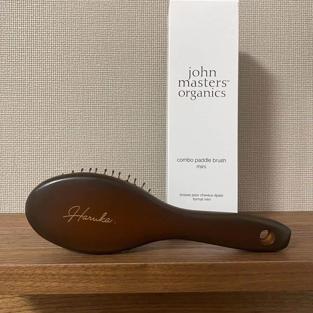 4meee!さんのインスタグラム写真 - (4meee!Instagram)「【ヘアケアに欠かせないパドルブラシ🤍人気の2ブランド】 刻印ができることで 結婚式の引出物やお誕生日の贈り物にも ...