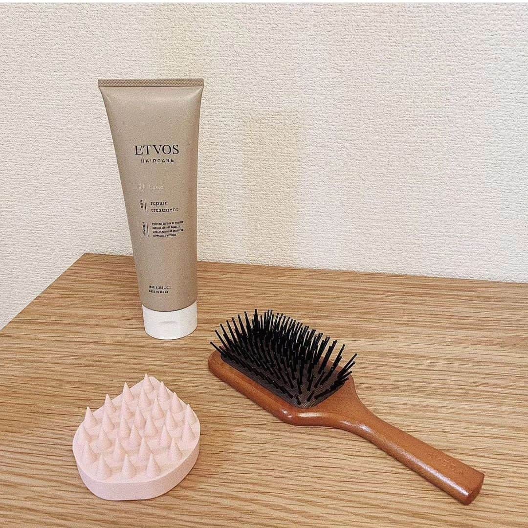 4meee!さんのインスタグラム写真 - (4meee!Instagram)「【ヘアケアに欠かせないパドルブラシ🤍人気の2ブランド】 刻印ができることで 結婚式の引出物やお誕生日の贈り物にも ...