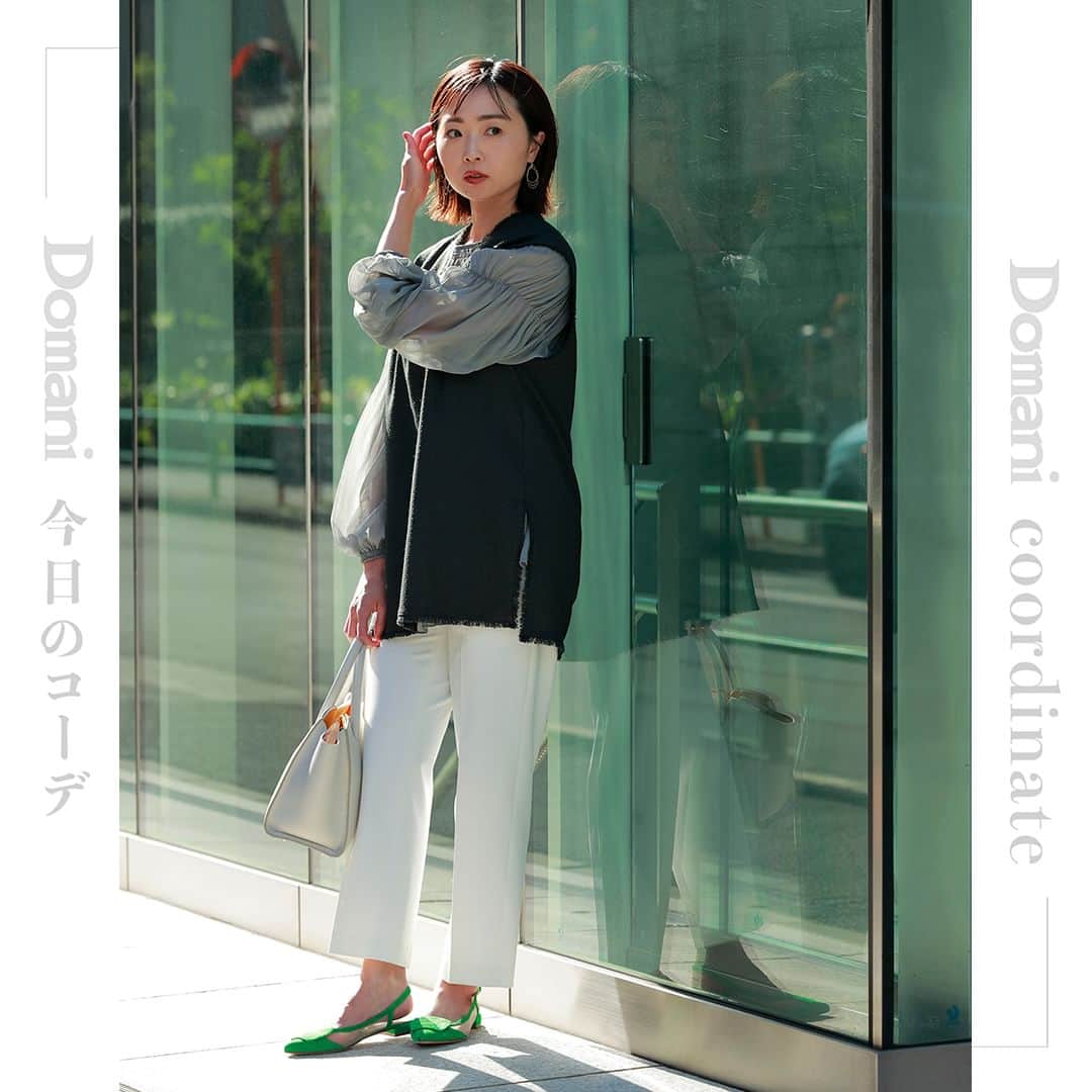 Domani編集部公式アカウントさんのインスタグラム写真 - (Domani編集部公式アカウントInstagram)「シャーリングブラウスにツイードベストを重ねたきれいめスタイルに、カラー ...
