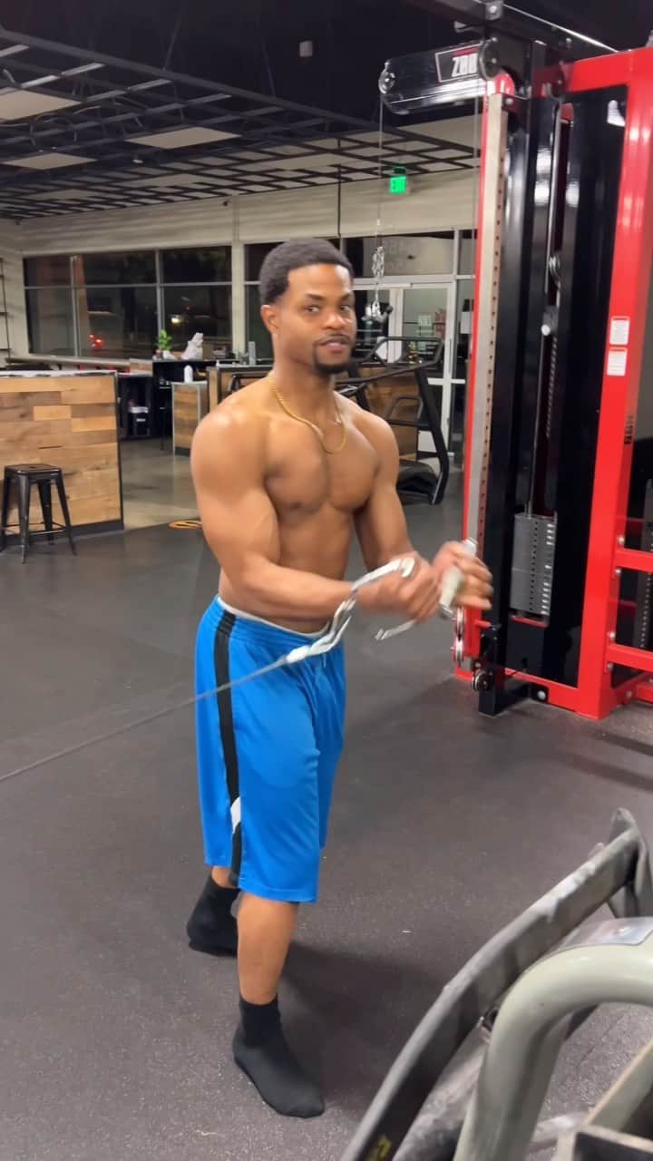 King Bachさんのインスタグラム動画 - (King BachInstagram)「Midnight workout ⏰💪🏾🔥 I ...