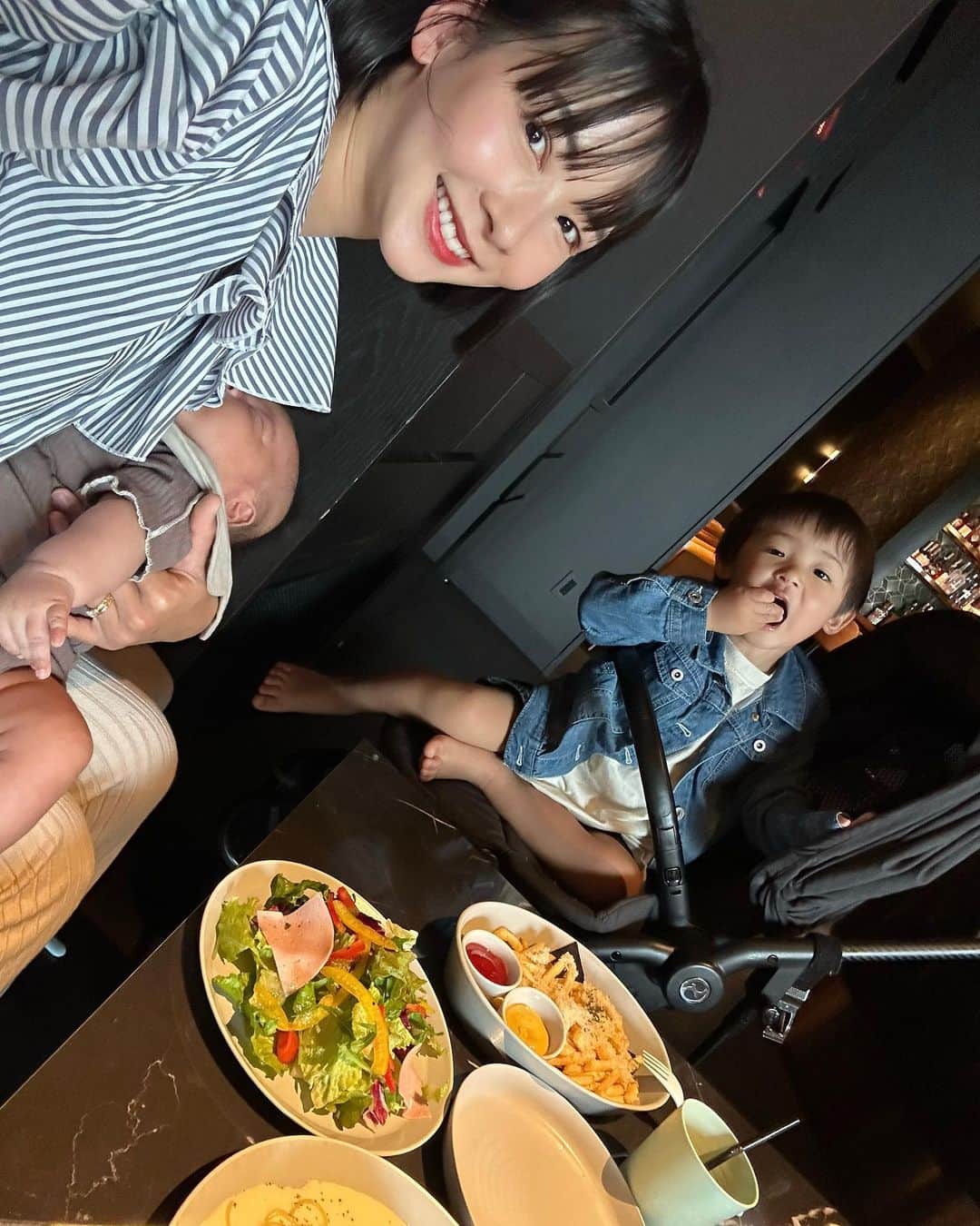 阪本智子さんのインスタグラム写真 阪本智子instagram 「🍽♡ 3人でランチ🎵 碧羽はポテトをモリモリ 🍟•᎑•🍟 歓明はミルク