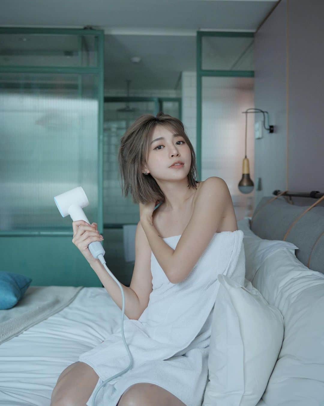 Miko Wongさんのインスタグラム写真 - (Miko WongInstagram)「如果有人愿意天天为我吹头发，一天洗三次头我也OK 💕 在那个人出现前 ，我还是实际点买个好点的吹风机😂 ...