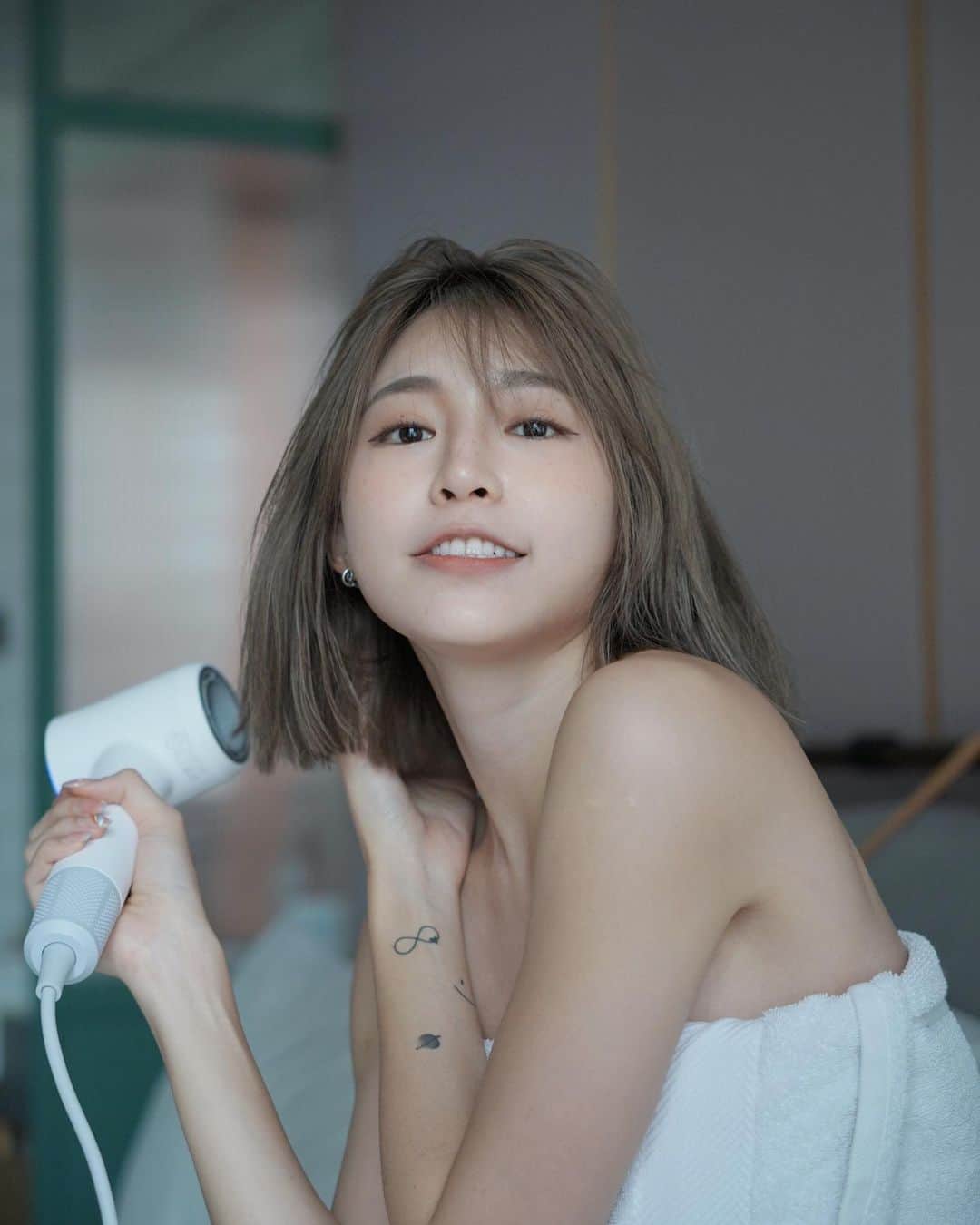 Miko Wongさんのインスタグラム写真 - (Miko WongInstagram)「如果有人愿意天天为我吹头发，一天洗三次头我也OK 💕 在那个人出现前 ，我还是实际点买个好点的吹风机😂 ...