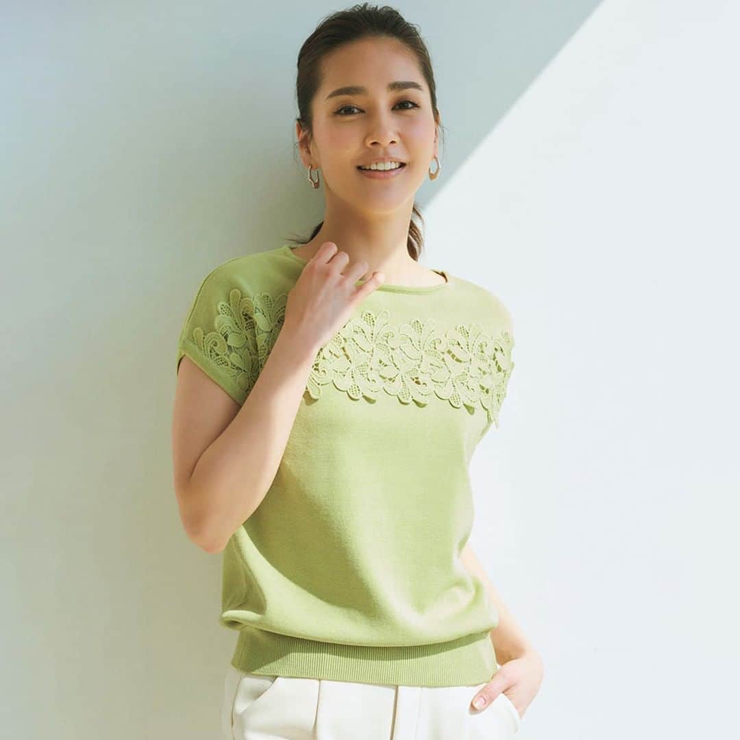 doclasse_styleさんのインスタグラム写真 - (doclasse_styleInstagram)「【1枚でもジャケットインにも使えるサマーニット 】 デコルテを華やかに彩り、 視線 ...