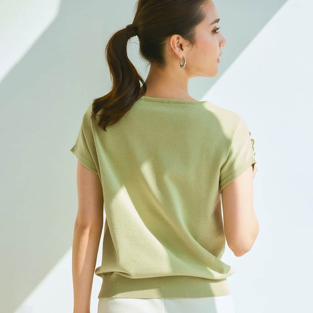 doclasse_styleさんのインスタグラム写真 - (doclasse_styleInstagram)「【1枚でもジャケットインにも使えるサマーニット 】 デコルテを華やかに彩り、 視線 ...