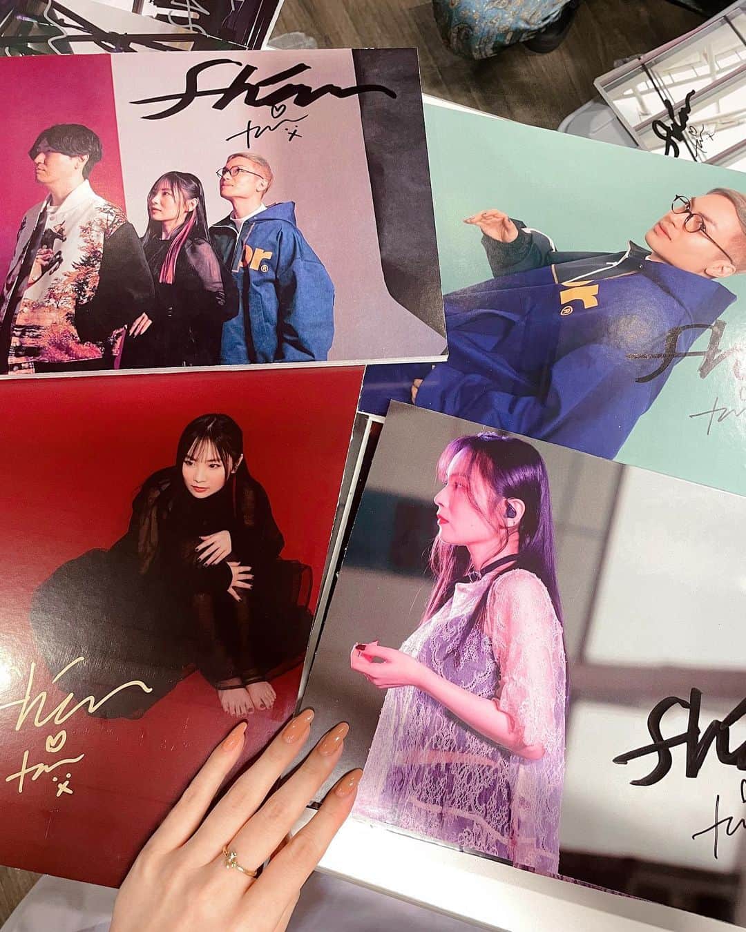 towanaさんのインスタグラム写真 - (towanaInstagram)「fhána初のパネル展のために、すべてのパネルにサインを書かせて ...