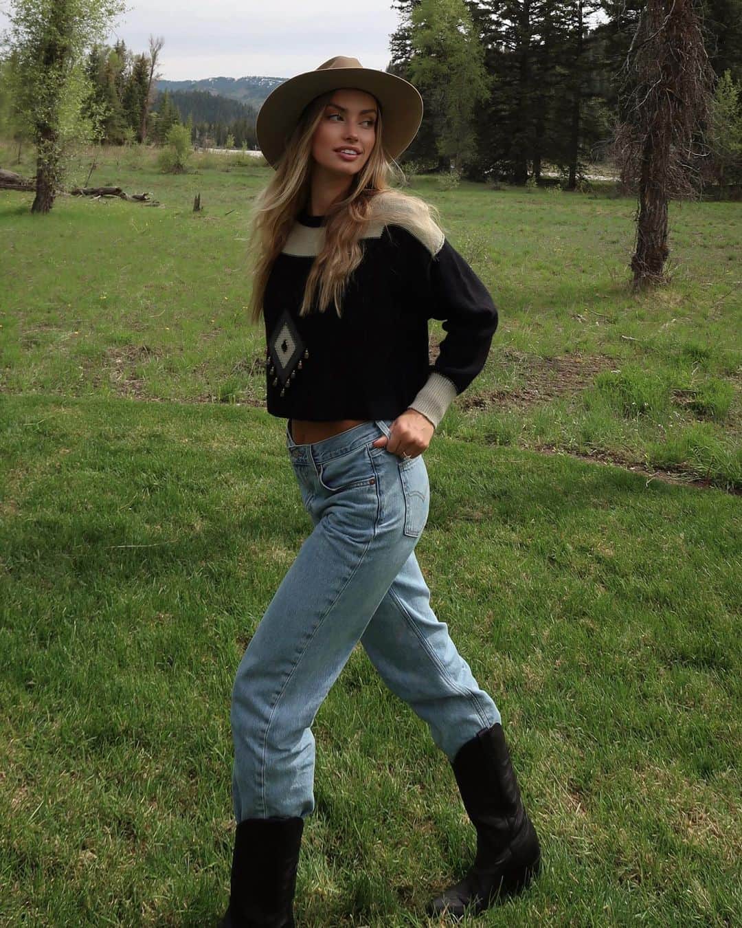 Taylor Howardさんのインスタグラム写真 - (Taylor HowardInstagram)「Wyoming 🏹🤎」5月30日 3 ...