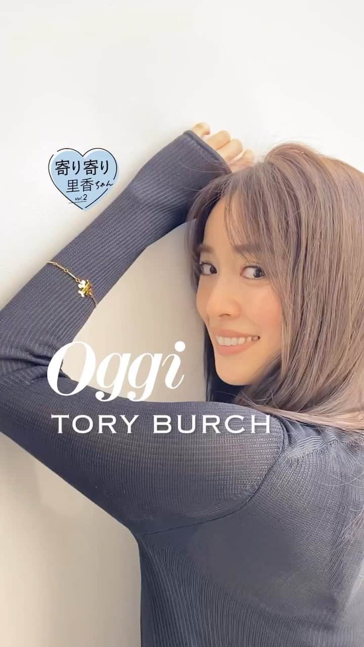 Oggi編集部さんのインスタグラム動画 - (Oggi編集部Instagram)「トリー バーチからサマーカプセルコレクションの新作バッグが到着🩵 街にもリゾートにも似合う it バッグを里香 ...