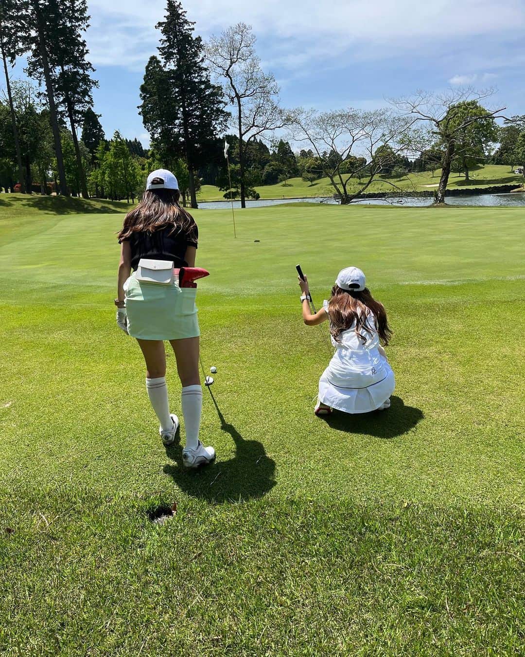 ちゃんしーさんのインスタグラム写真 - (ちゃんしーInstagram)「まっしろコーデは正義🤍🤍🤍 似合う？？← @1piu1uguale3_golf 爆風ゴルフの日でも メンバーが良ければ ...