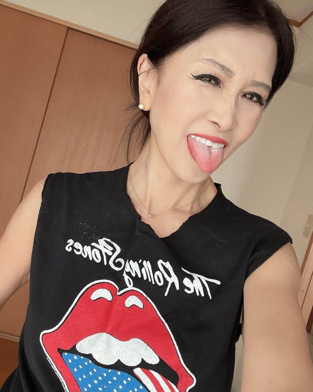 Naoko（なおこ）さんのインスタグラム写真 - (Naoko（なおこ）Instagram)「👅 👅 👅 雨の日の 髪の毛 ボンバー問題です ...