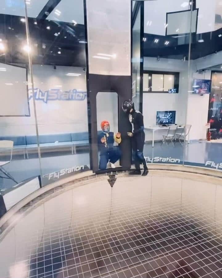 FlyStation JAPANさんのインスタグラム動画 - (FlyStation JAPANInstagram)「フライトスクールは1人で飛ぶ練習ができます🤩 参加条件は1年以内に2 ...
