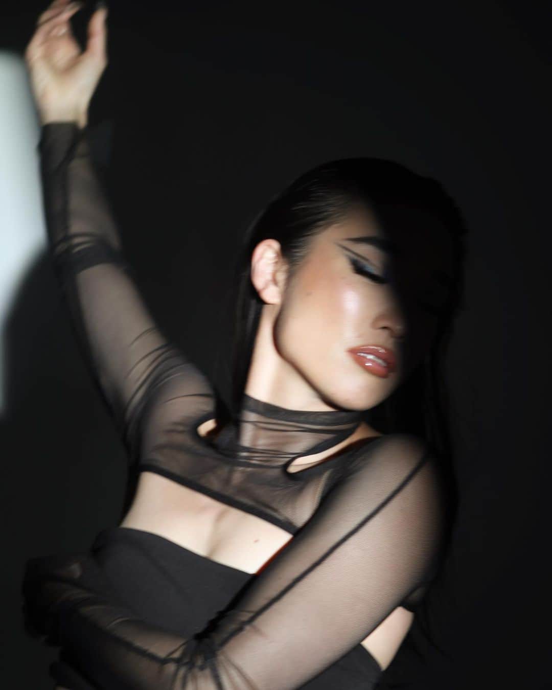 Ai Shimatsuさんのインスタグラム写真 - (Ai ShimatsuInstagram)「Shadow play. ♟️ Photo by @eyeofmoncef Makeup by ...