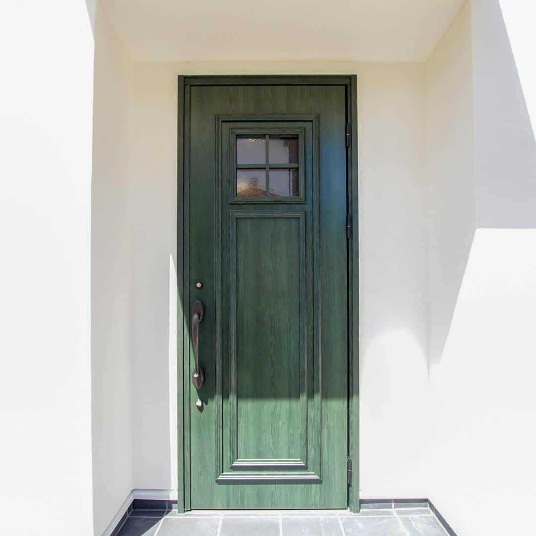 satsumahomeさんのインスタグラム写真 - (satsumahomeInstagram)「アンティークな雰囲気を感じる緑色の玄関ドア🚪