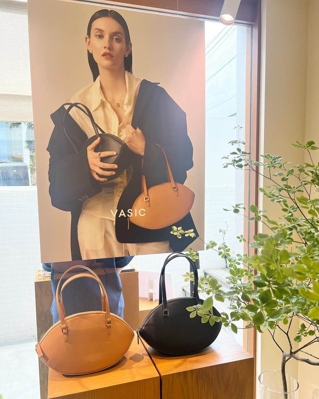 AYUMIさんのインスタグラム写真 - (AYUMIInstagram)「@vasic_japan の展示会へ♪ 横長のバッグにズキュン 軽く ...