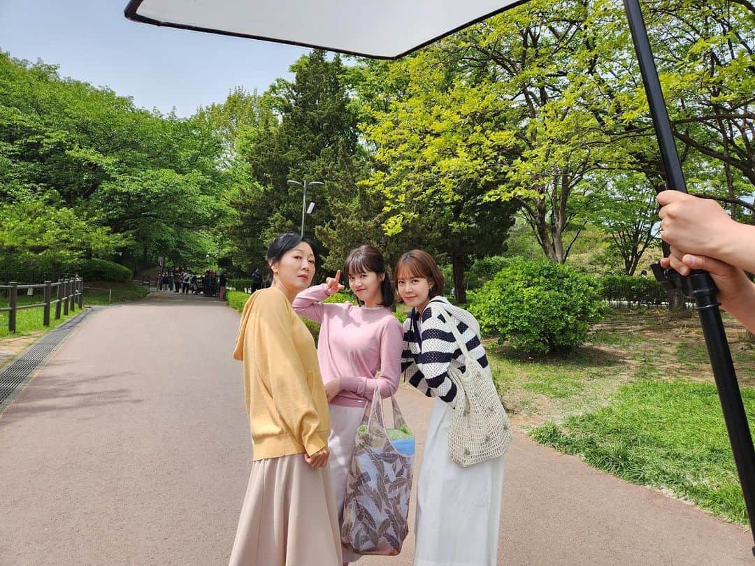 シン・ゴウンさんのインスタグラム写真 シン・ゴウンinstagram 「날씨좋았던 어느날 오랜만에 일하러 나가서 너무 신났지 🐥