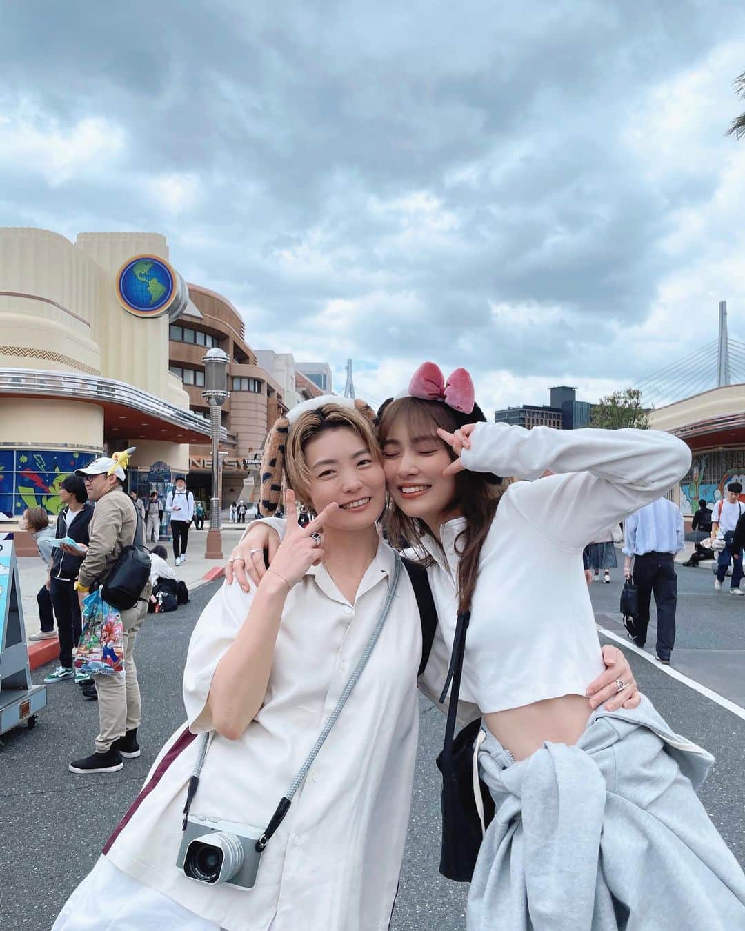 内田理央さんのインスタグラム写真 - (内田理央Instagram)「仲良しのかなちゃんとぴーす ️ お肉連載メンバーでちょっくらUSJへ ️‍🔥 ってことで今月の金曜日の肉とだーりおは大阪編 ...