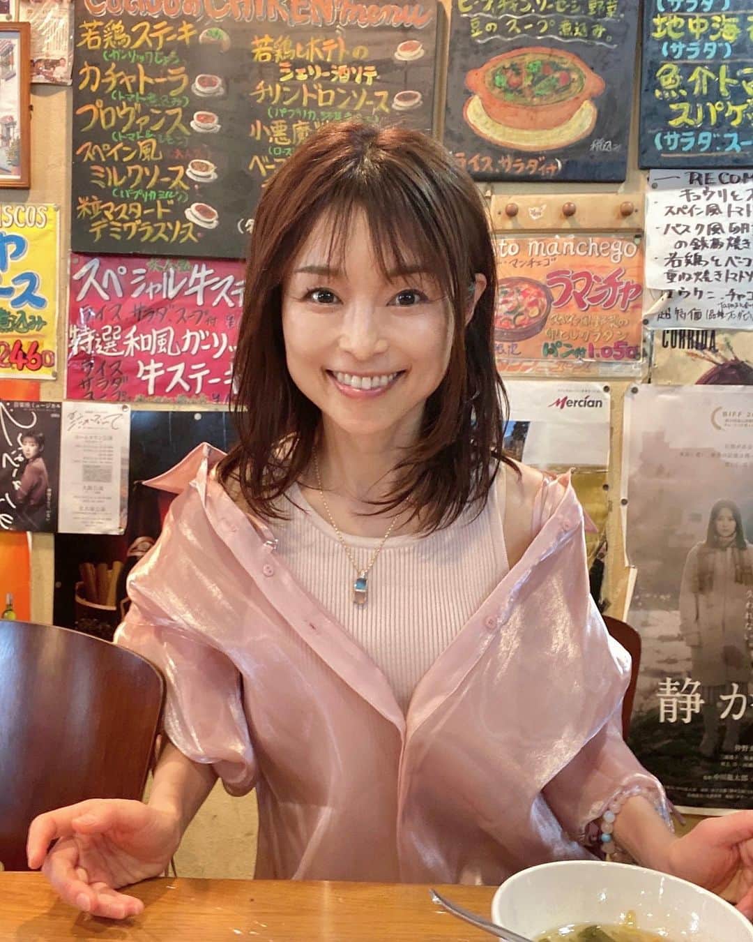 藤田りえさんのインスタグラム写真 藤田りえinstagram 「「右手側の椅子、ごめんやけどもうちょっと向こうに寄って」な写真。 椅子と