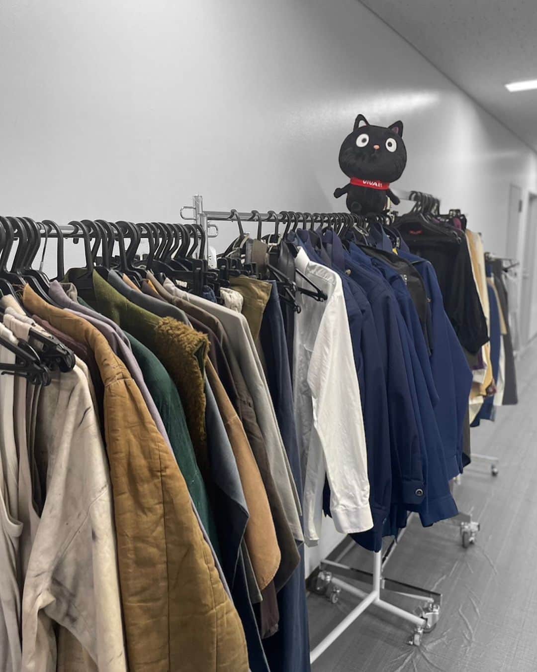 VIVANTさんのインスタグラム写真 - (VIVANTInstagram)「𝟕月𝐒𝐓𝐀𝐑𝐓日曜劇場 🐈‍⬛#𝐕𝐈𝐕𝐀𝐍𝐓 𝐃𝐢𝐚𝐫𝐲 📋 ­­ ある日のスタジオでは衣装合わせの 準備が行われ ...