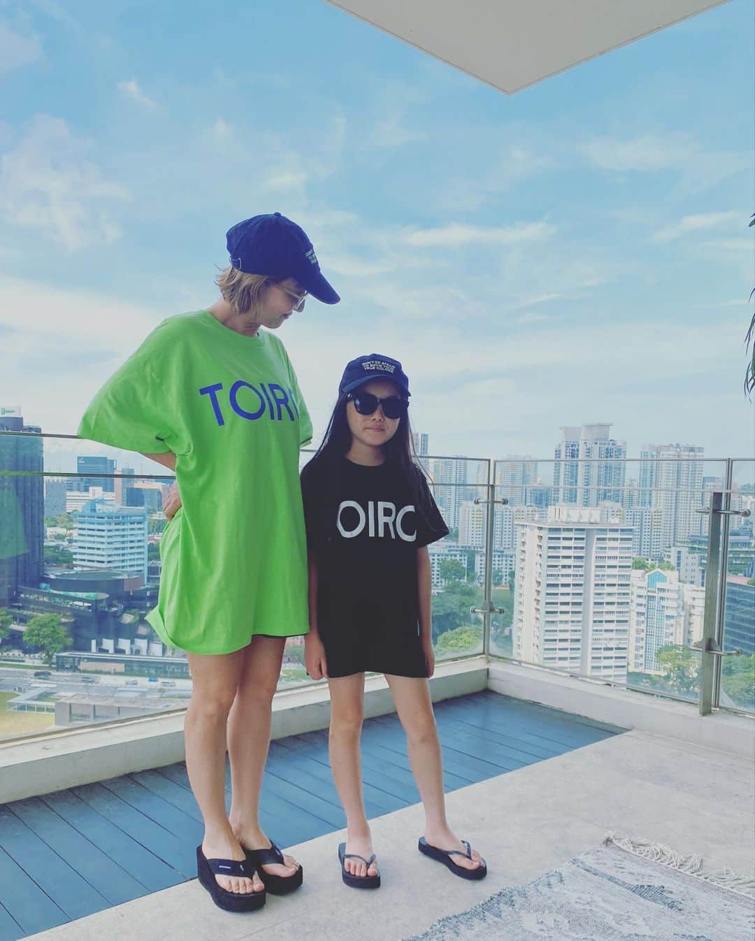 渡辺由香さんのインスタグラム写真 - (渡辺由香Instagram)「TOIRO T ワンピで着るのもかわいいんだよね💚🤍 ハナボは140 ワタシは02サイズ capもオソロ TOIRO ...