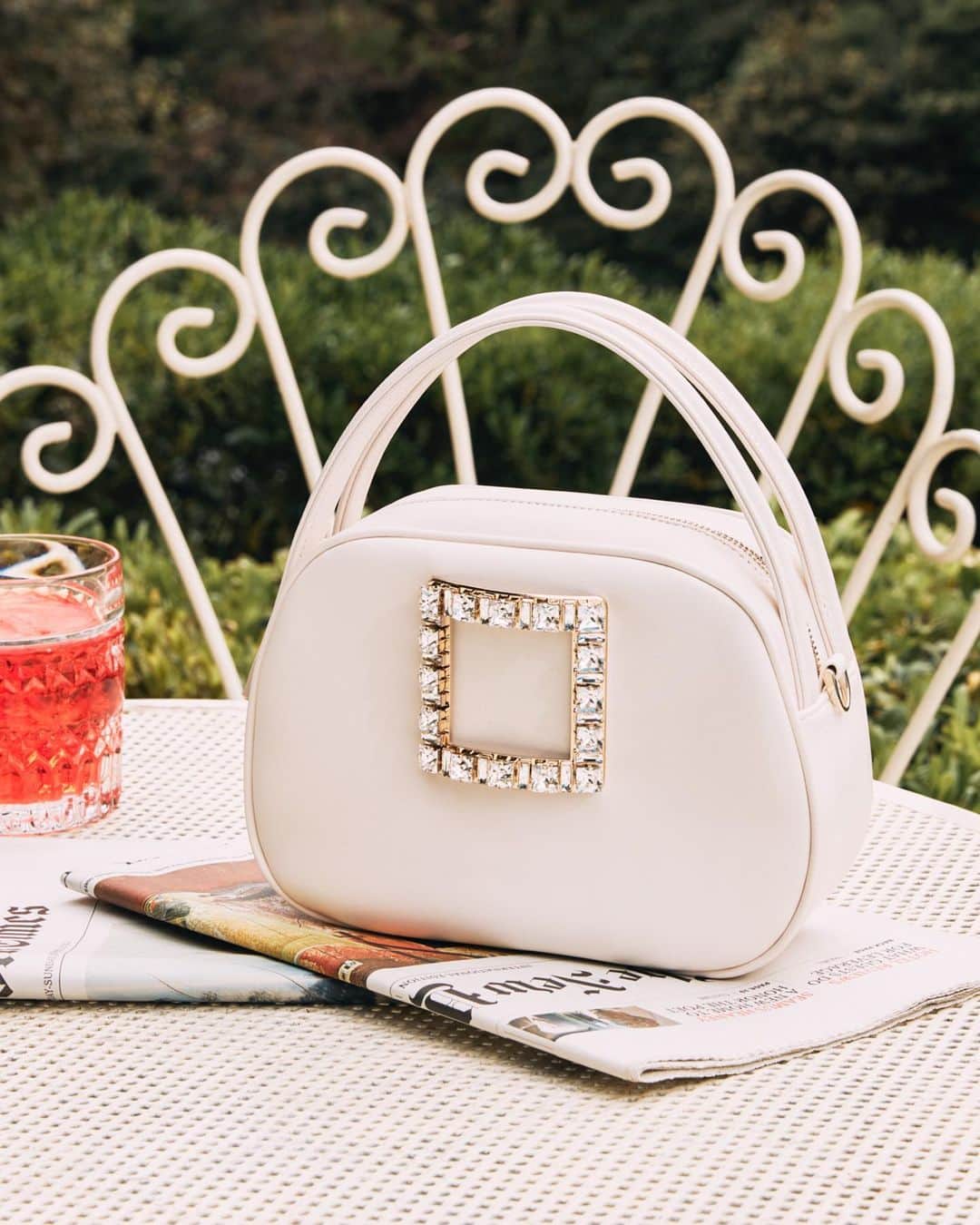 ロジェ・ヴィヴィエさんのインスタグラム写真 - (ロジェ・ヴィヴィエInstagram)「Feminine and young, the ...