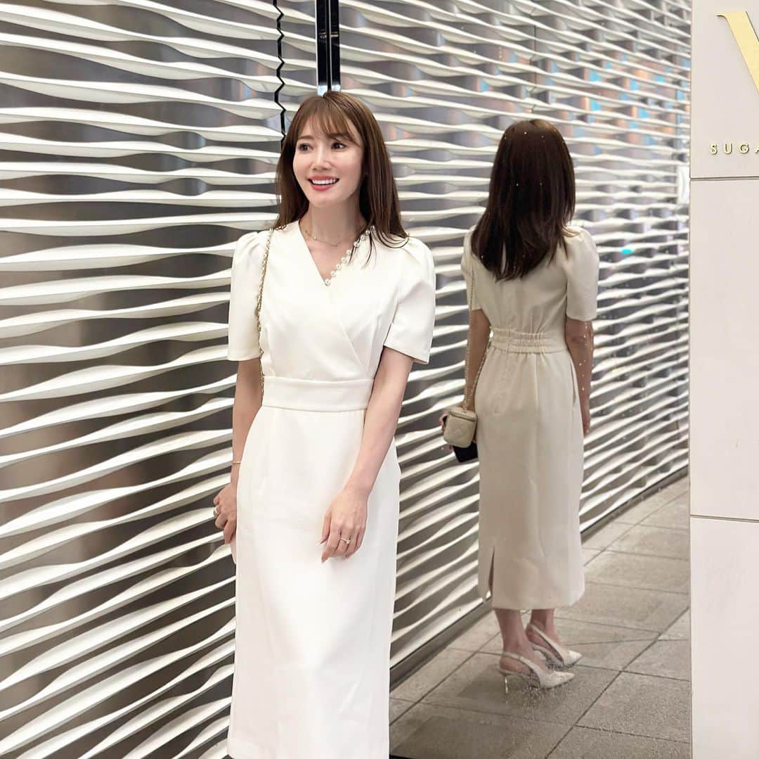 吉田美紀さんのインスタグラム写真 - (吉田美紀Instagram)「・ ・ 大人気ワンピースから半袖バージョン登場♬ パール付きカシュクール ...