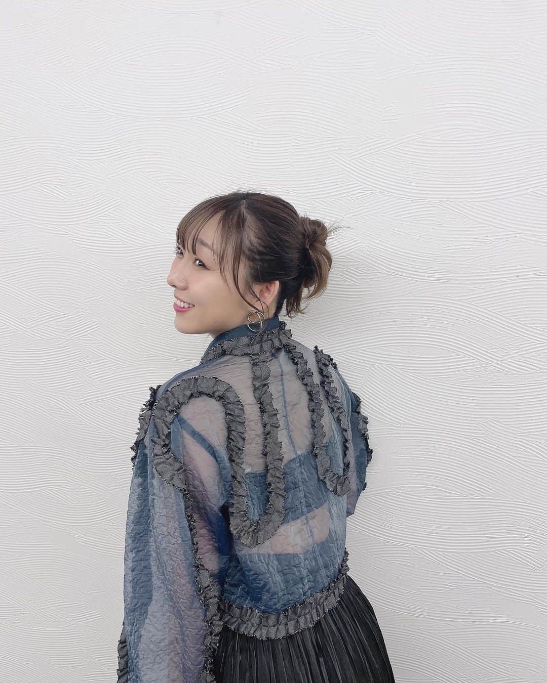 須田亜香里さんのインスタグラム写真 須田亜香里instagram 「先週先々週は黒系の衣装にお団子🖤 今夜は何色でしょう？ テレビ朝日