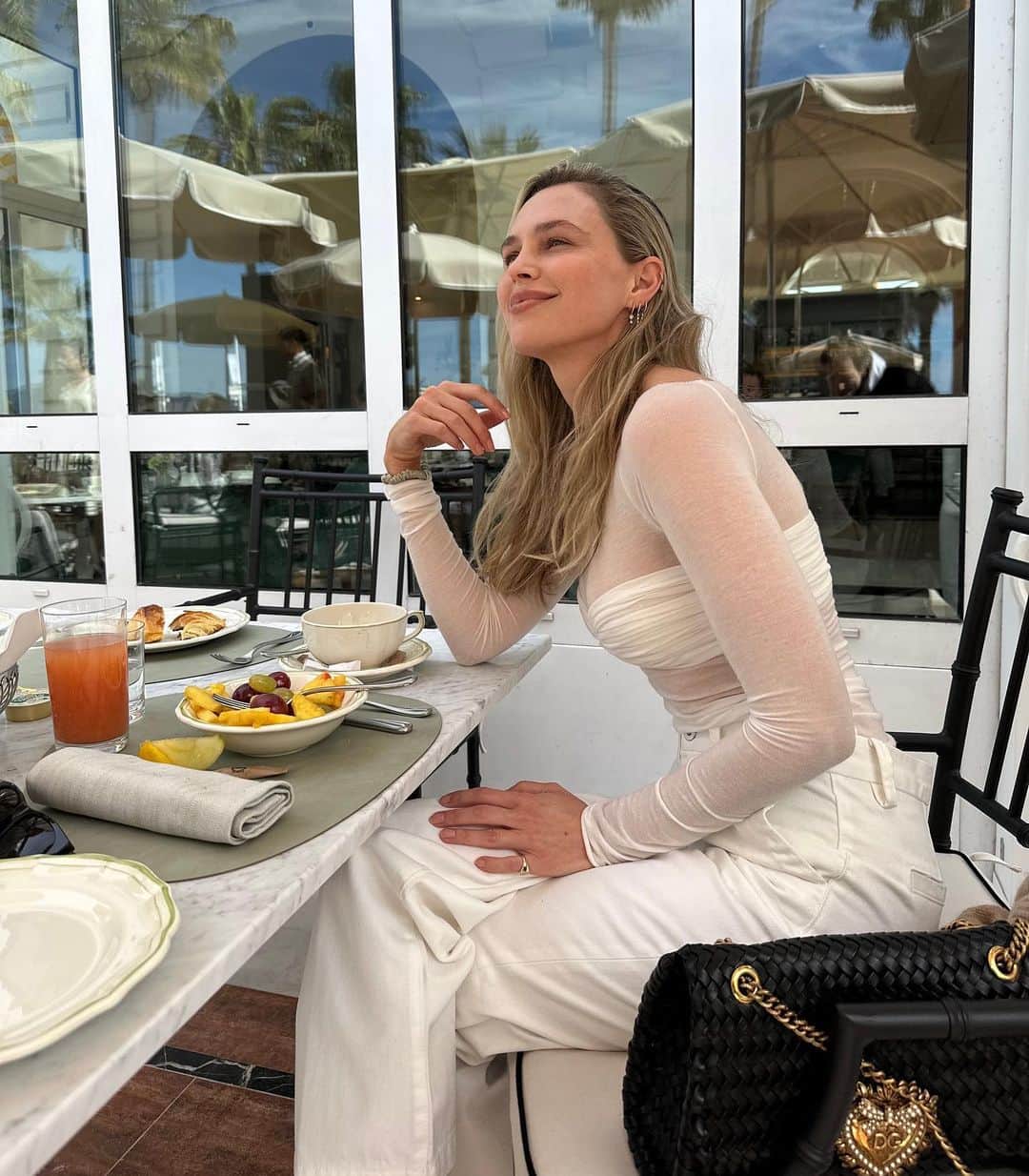 サラ・フォスターさんのインスタグラム写真 - (サラ・フォスターInstagram)「Sheer top, lip liner and a ...