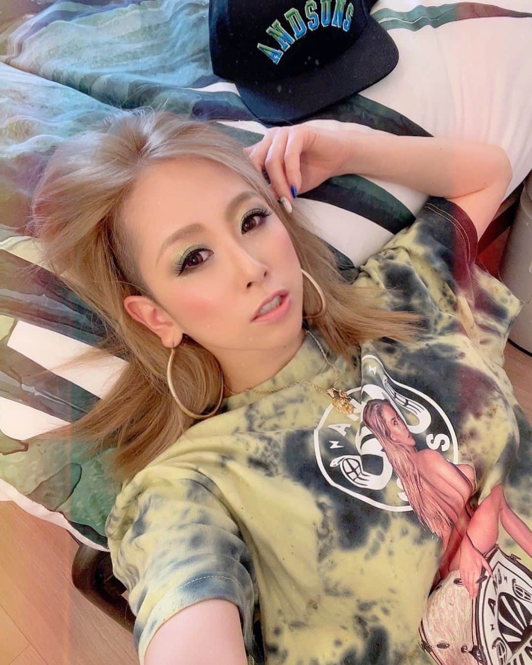 北川エリカさんのインスタグラム写真 - (北川エリカInstagram)「今日暑っついねー💦☀️ もう夏やん！みたいな感じ！今日はグリーン💚な感じにメイクも服もまとめてみた💚 今日も配信頑張っ ...