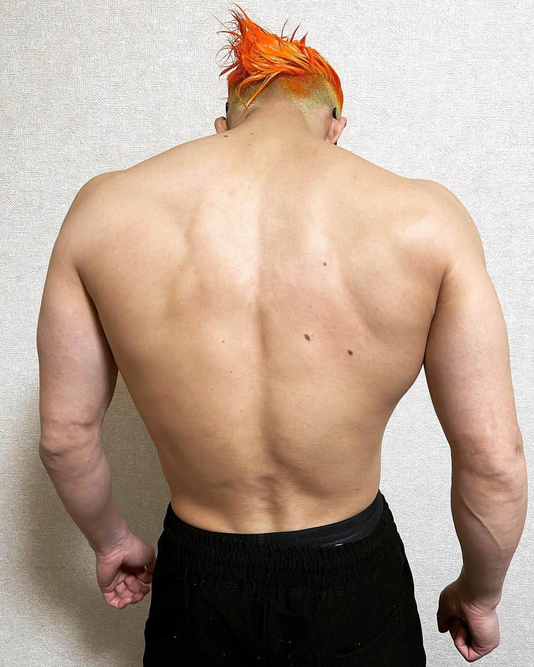 藤田洋平（YO-HEY）さんのインスタグラム写真 - (藤田洋平（YO-HEY）Instagram)「雑に染めてクッパJr.になりました。 宜しくお願い致します。 #背中のホクロすくすく成長 ...