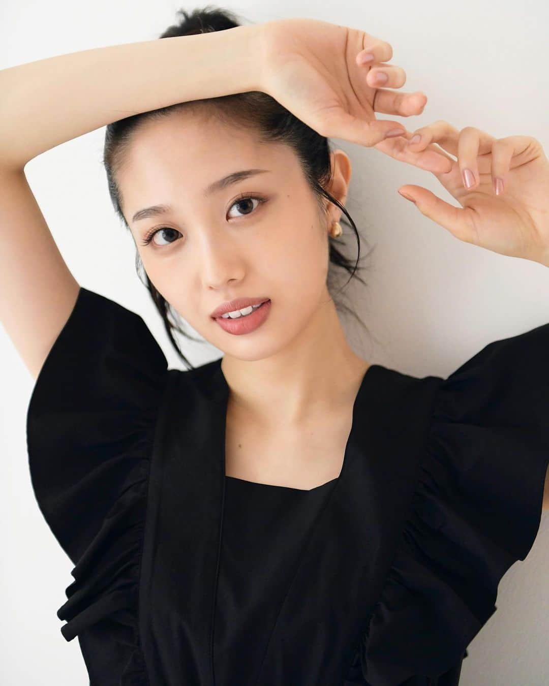 藤江萌さんのインスタグラム写真 - (藤江萌Instagram)「REDYAZEL📸🖤 コラボワンピが本日発売されました☺︎ ありがとうございます！ 全国のレディアゼルさんの店舗、 オンライン ...