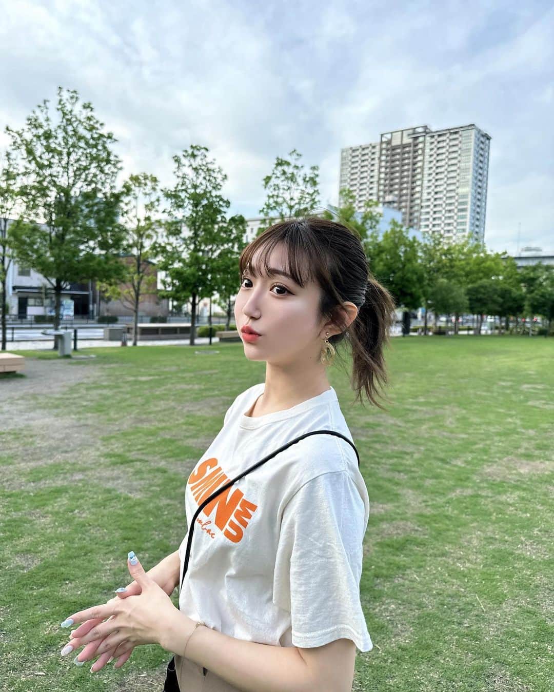 Ayanaさんのインスタグラム写真 - (AyanaInstagram)「🍊🦊 ⁡ Tシャツにパンツのシンプルな日。 普段近場に出掛ける時はいつもこんな感じ🧡 ユニセックスのTシャツだから ...