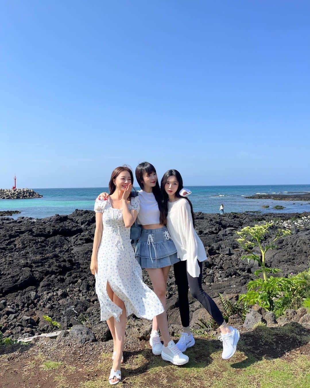 キム・ミニョンさんのインスタグラム写真 キム・ミニョンinstagram 「제주도 죠타 🌿 로아르원피스도 예쁘됴 제주바다