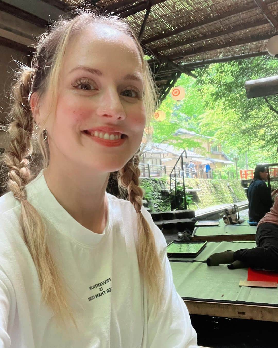 ナタリー・エモンズさんのインスタグラム写真 - (ナタリー・エモンズInstagram)「暑い時はやっぱり川床💦 #ナタリーエモンズ #エモや ...