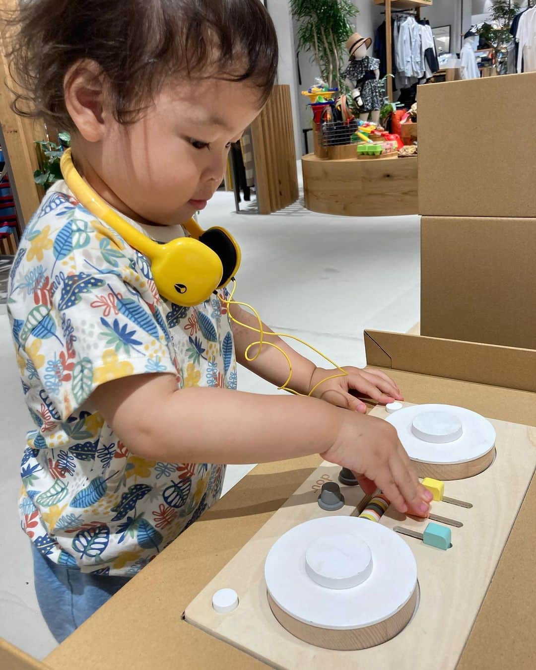 天明麻衣子さんのインスタグラム写真 - (天明麻衣子Instagram)「こどもDJ😎 もうすぐ夏ですね〜 #1歳 #男の子ママ」5月21日 ...