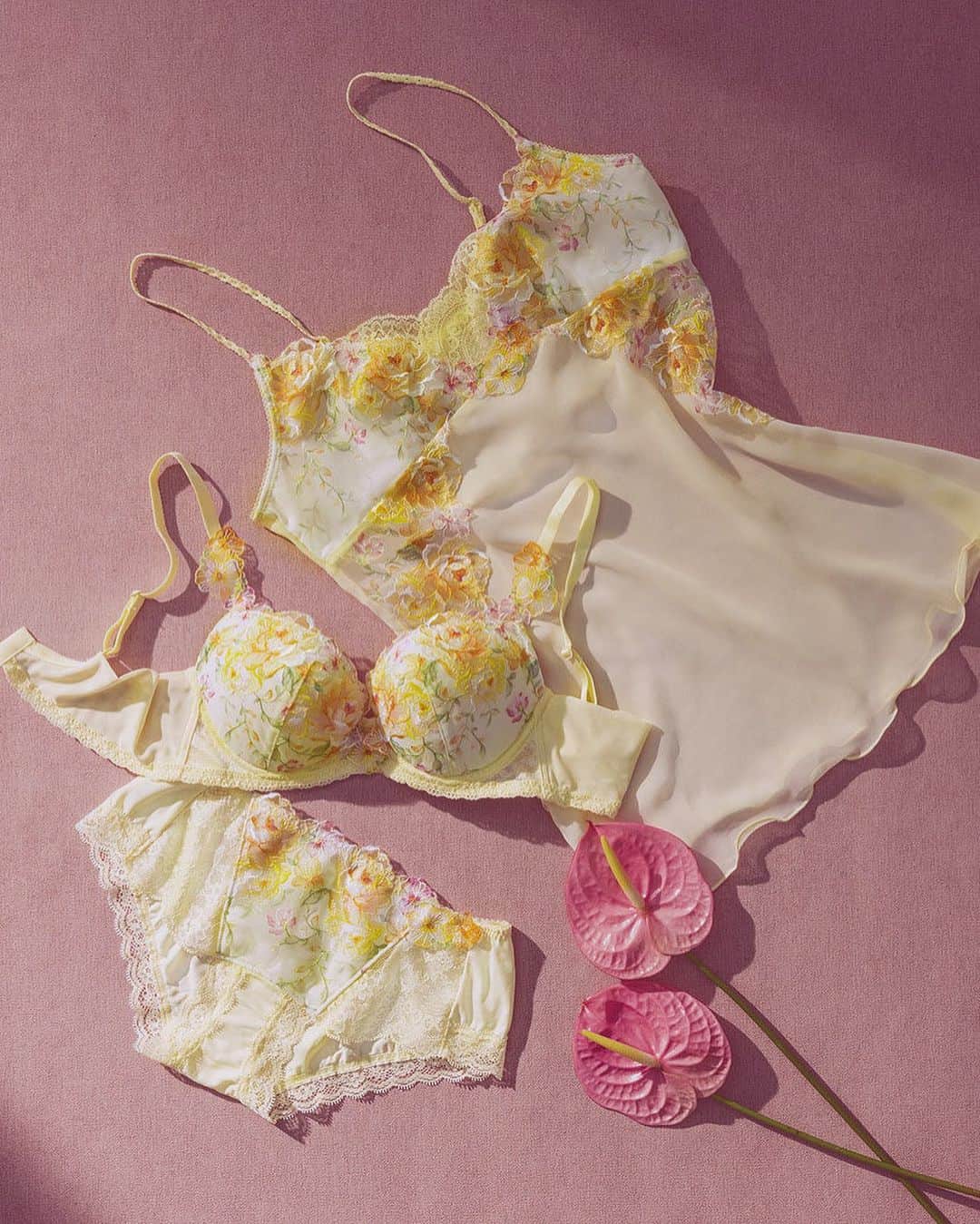 ワコールさんのインスタグラム写真 - (ワコールInstagram)「𝑊𝑎𝑐𝑜𝑎𝑙 𝐿'𝑔𝑒(ルジェ) 明るい気持ちにさせてくれるイエロー💛 🏝️👗👒🐠🐚🍸⛱️ ⁡ 𓊆32グループ𓊇 “魔法の ...