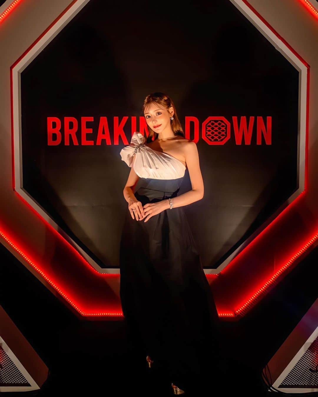 明日花キララさんのインスタグラム写真 - (明日花キララInstagram)「ブレイキングダウン8( @breakingdown_jp )メインコメンテーターを担当しました！ 今回日韓戦は ...