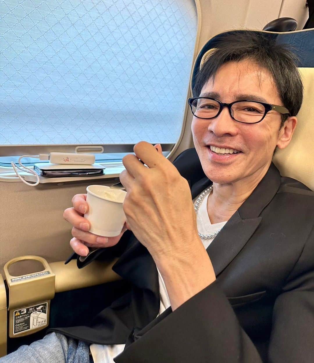郷ひろみさんのインスタグラム写真 郷ひろみinstagram「今日は、とある用事で高崎へ行っていたよ‼️ 帰りの新幹線でソフトクリーム🍦 美味しかった〜👍 I Was In 