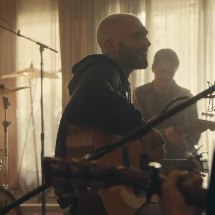 Maroon 5さんのインスタグラム動画 - (Maroon 5Instagram)「Our music video for “Middle ...