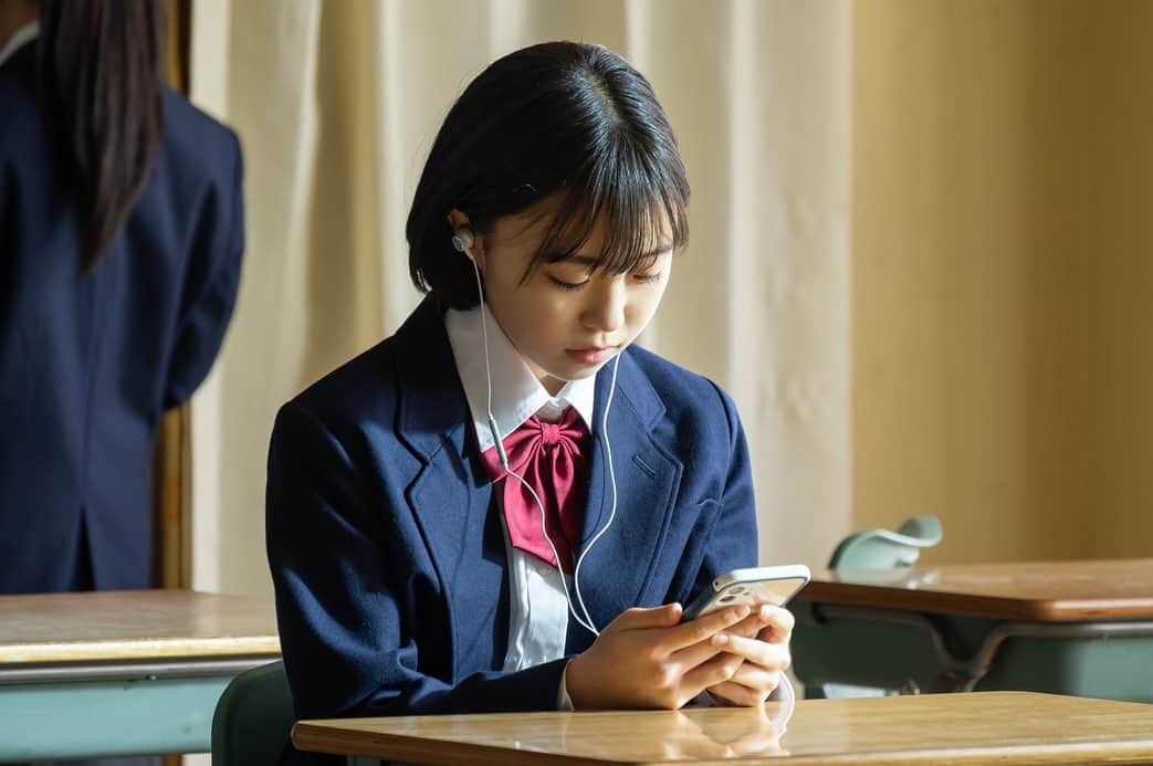 新井美羽さんのインスタグラム写真 新井美羽instagram 「今夜、 明日カノ2 第2話放送です〜！！ いつもスマホに夢中な心音です👀