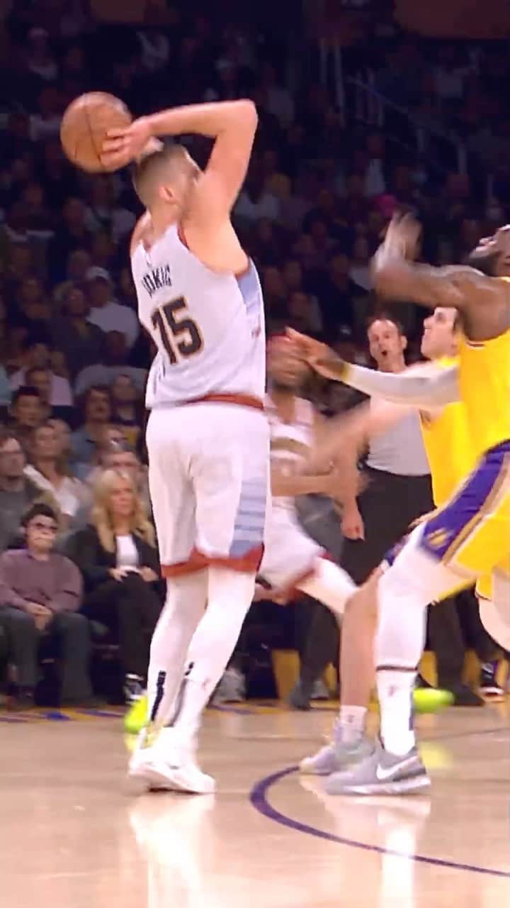 NBAさんのインスタグラム動画 - (NBAInstagram)「With the shot clock winding down ...