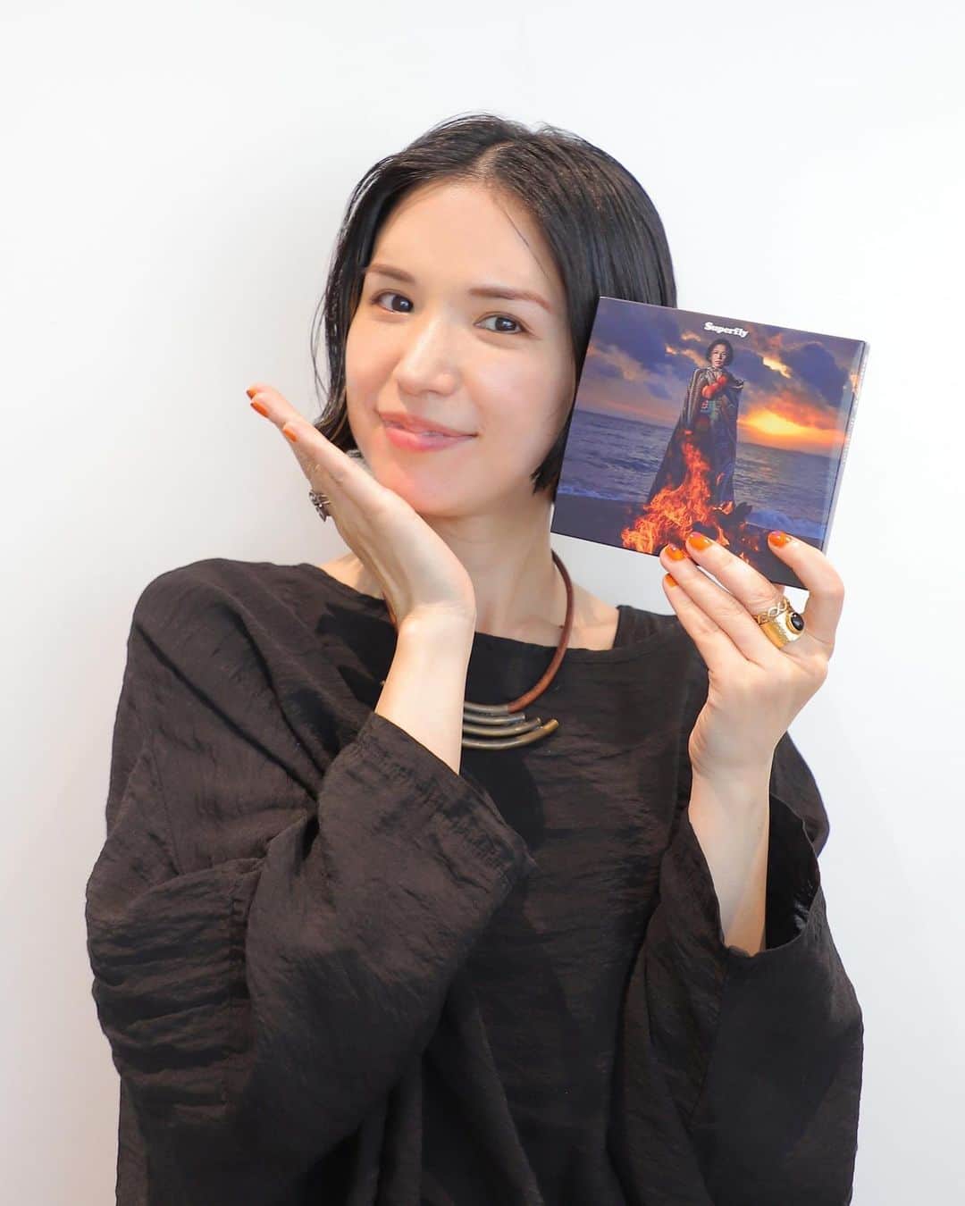 Superflyさんのインスタグラム写真 - (SuperflyInstagram)「アルバム出ました！いいアルバム、、、、。 先ほど、渋谷のタワーレコードにお邪魔しました。衣装展示して ...