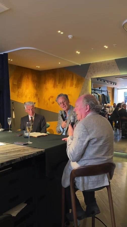 エドワード セクストンさんのインスタグラム動画 - (エドワード セクストンInstagram)「In discussion with Ian ...