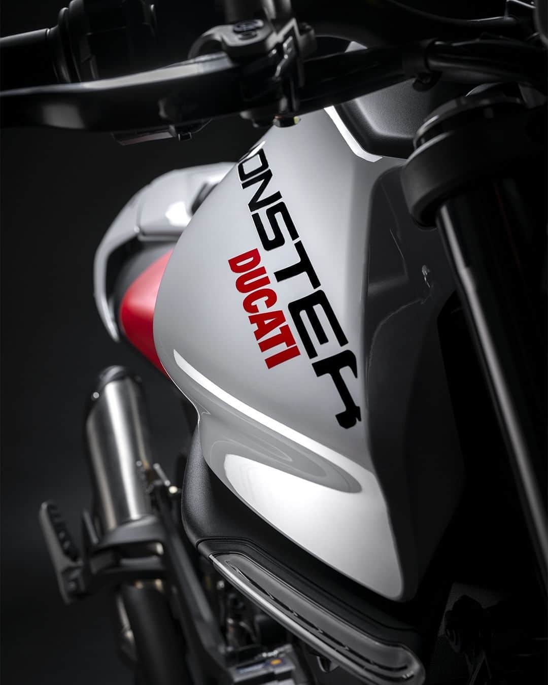 Ducati Japanさんのインスタグラム写真 - (Ducati JapanInstagram)「モンスターに新色のアイスバーグ・ホワイト ...