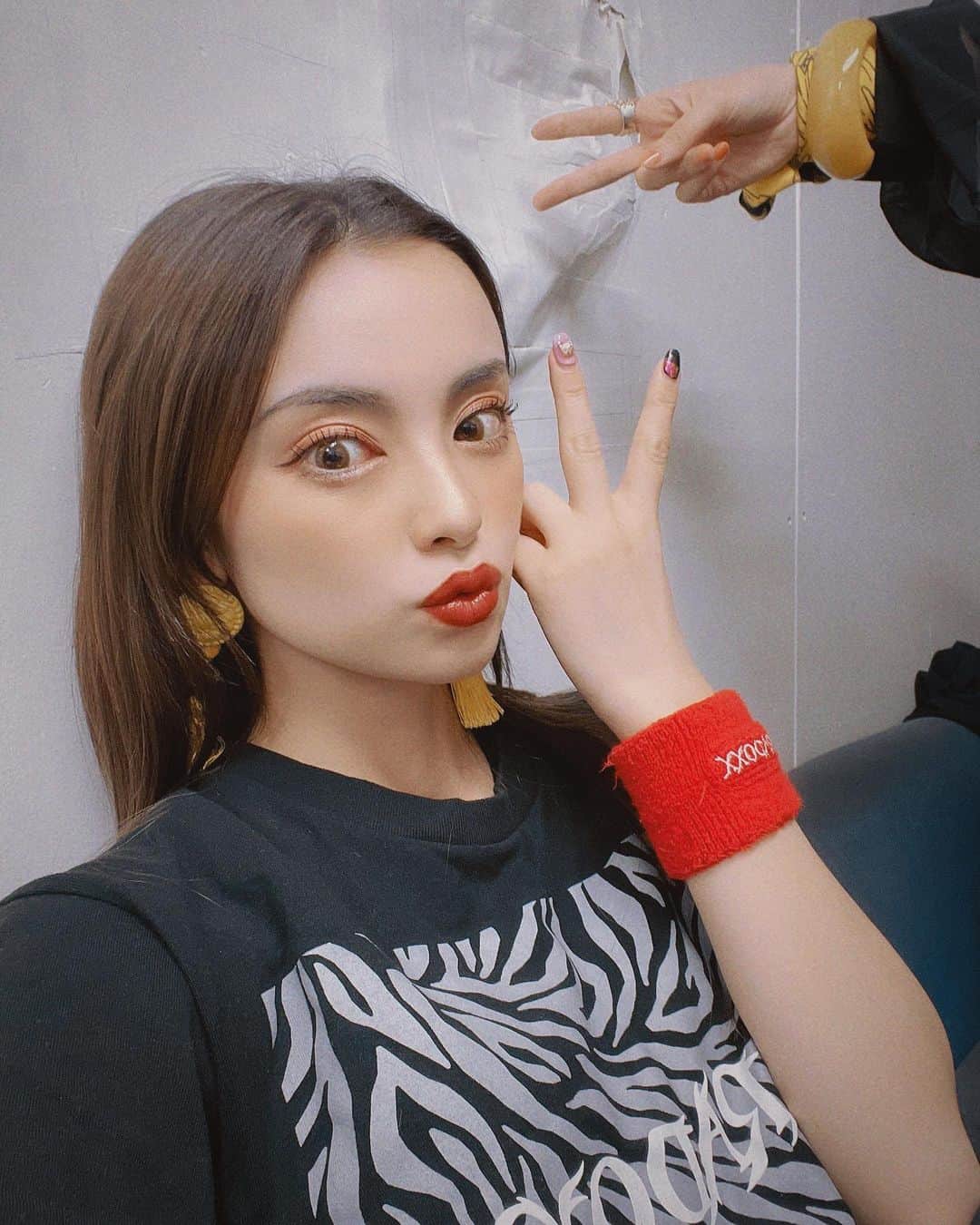 Sho Noさんのインスタグラム写真 Sho Noinstagram 「ベッッッッッッッコベコの壁とあまねちゃんの手💋 Paradoxx